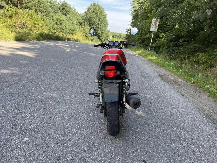 Red Honda CB 1995 in Kaunas, with an engine capacity of 0.50 L and mileage of 0 thousand km for 830 €, photo 7 on AUTOMOTO.COM.LV