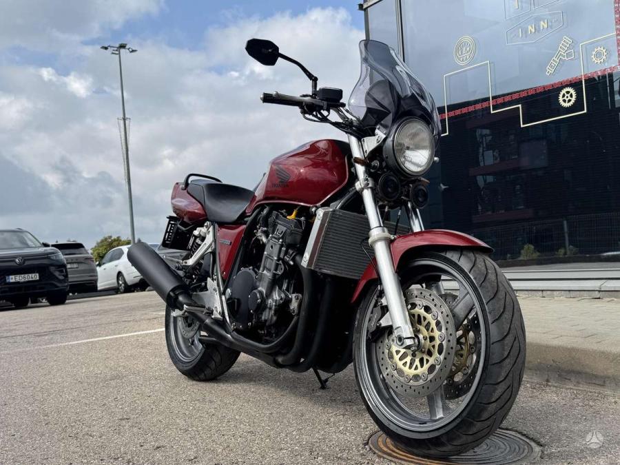 Red Honda CB 1995 in Vilnius, with an engine capacity of 1.00 L and mileage of 45 thousand km for 1699 €, photo 8 on AUTOMOTO.COM.LV