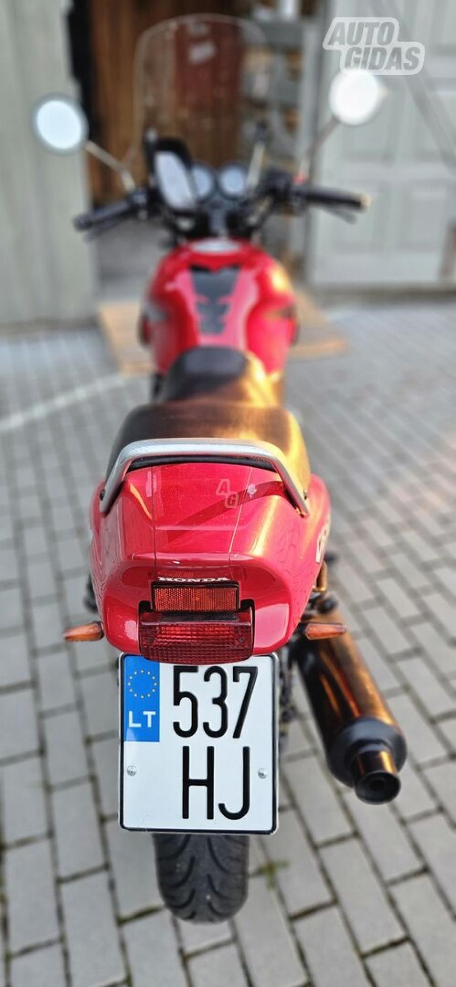 Red Honda CB 1998 in Kaunas, with an engine capacity of 0.50 L and mileage of 37 thousand km for 1800 €, photo 4 on AUTOMOTO.COM.LV