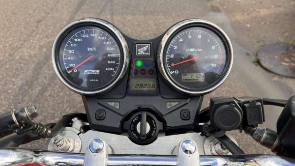 Красный Хонда CB 2003 в Каунас, объемом двигателя 1.30 л и пробегом 28 тыс. км за 3000 €, фото 2 на AUTOMOTO.COM.LV