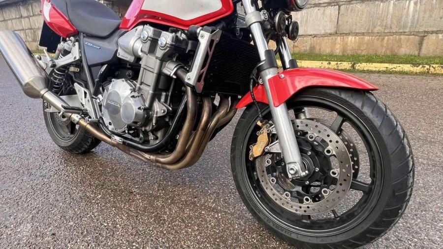 Красный Хонда CB 2003 в Каунас, объемом двигателя 1.30 л и пробегом 28 тыс. км за 3000 €, фото 9 на AUTOMOTO.COM.LV