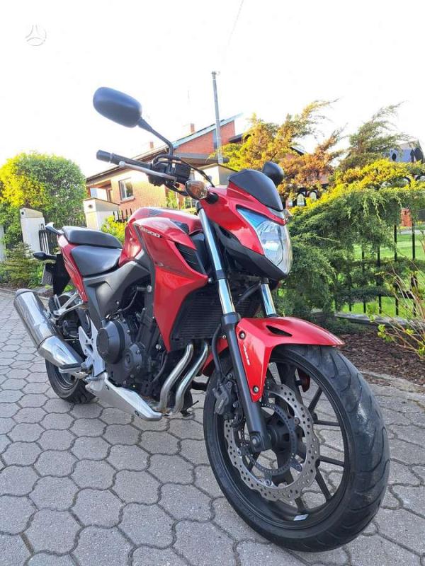 Red Honda CB 2013 in Pasvalys, with an engine capacity of 0.50 L and mileage of 17 thousand km for 2950 €, photo 4 on AUTOMOTO.COM.LV