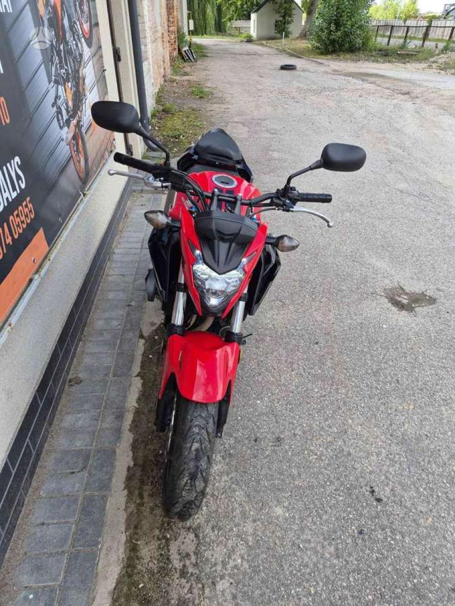 Red Honda CB 2017 in Panevezys, with an engine capacity of 0.50 L and mileage of 34 thousand km for 3350 €, photo 6 on AUTOMOTO.COM.LV