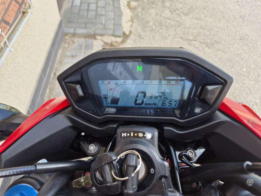 Red Honda CB 2017 in Panevezys, with an engine capacity of 0.50 L and mileage of 34 thousand km for 3350 €, photo 7 on AUTOMOTO.COM.LV