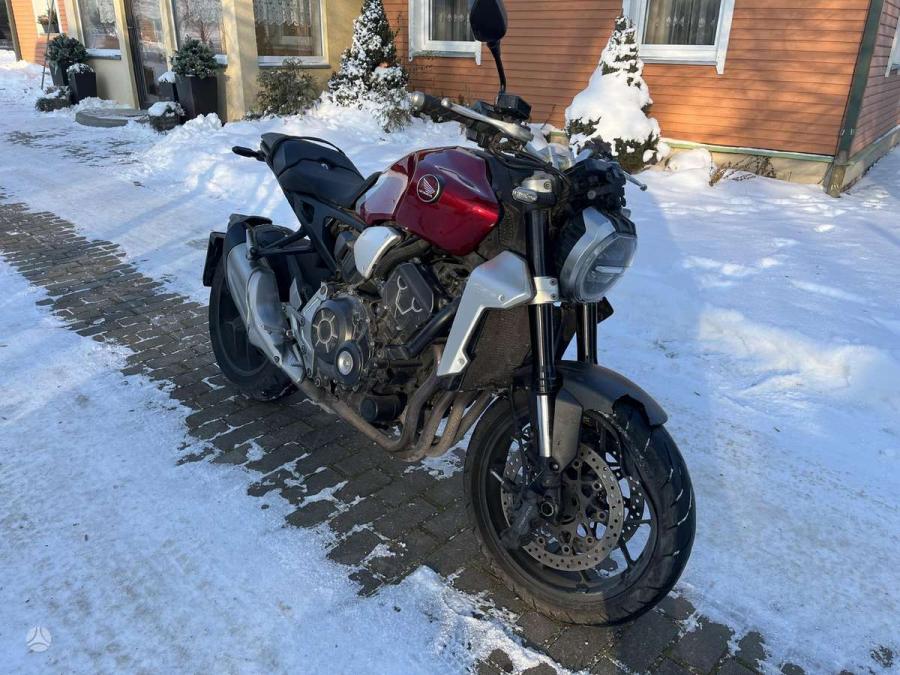 Red Honda CB 2018 in Sirvintos, with an engine capacity of 1.00 L and mileage of 20 thousand km for 3300 €, photo 4 on AUTOMOTO.COM.LV
