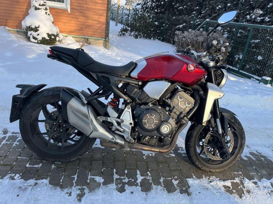 Red Honda CB 2018 in Sirvintos, with an engine capacity of 1.00 L and mileage of 20 thousand km for 3300 €, photo 5 on AUTOMOTO.COM.LV
