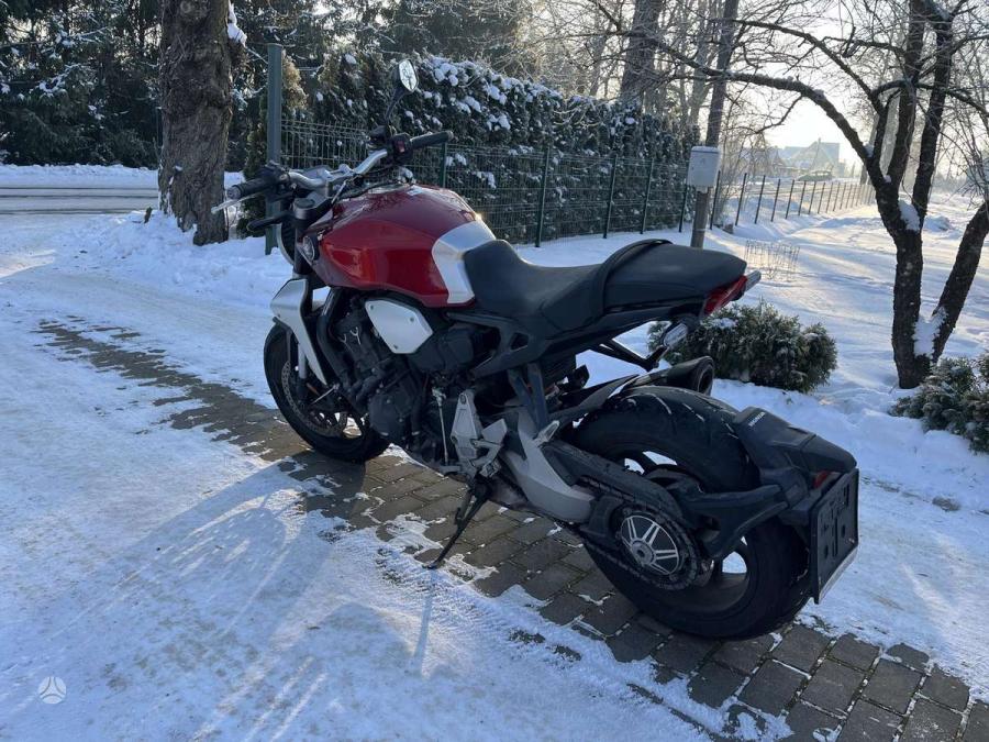 Red Honda CB 2018 in Sirvintos, with an engine capacity of 1.00 L and mileage of 20 thousand km for 3300 €, photo 8 on AUTOMOTO.COM.LV