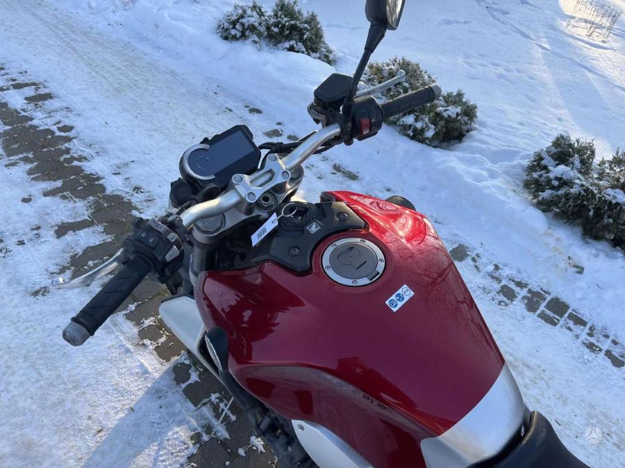 Red Honda CB 2018 in Sirvintos, with an engine capacity of 1.00 L and mileage of 20 thousand km for 3300 €, photo 12 on AUTOMOTO.COM.LV