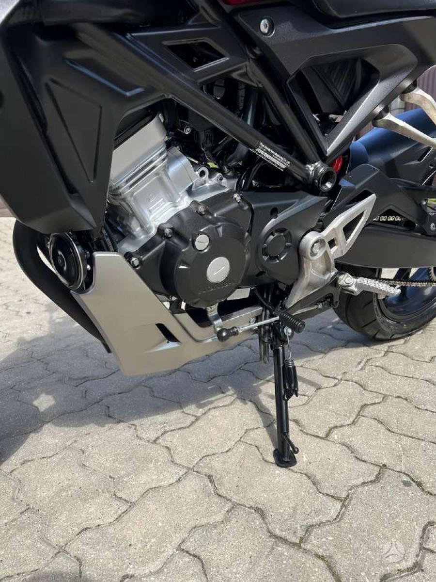 Red Honda CB 2019 in Prienai, with an engine capacity of 0.13 L and mileage of 15 thousand km for 3050 €, photo 19 on AUTOMOTO.COM.LV