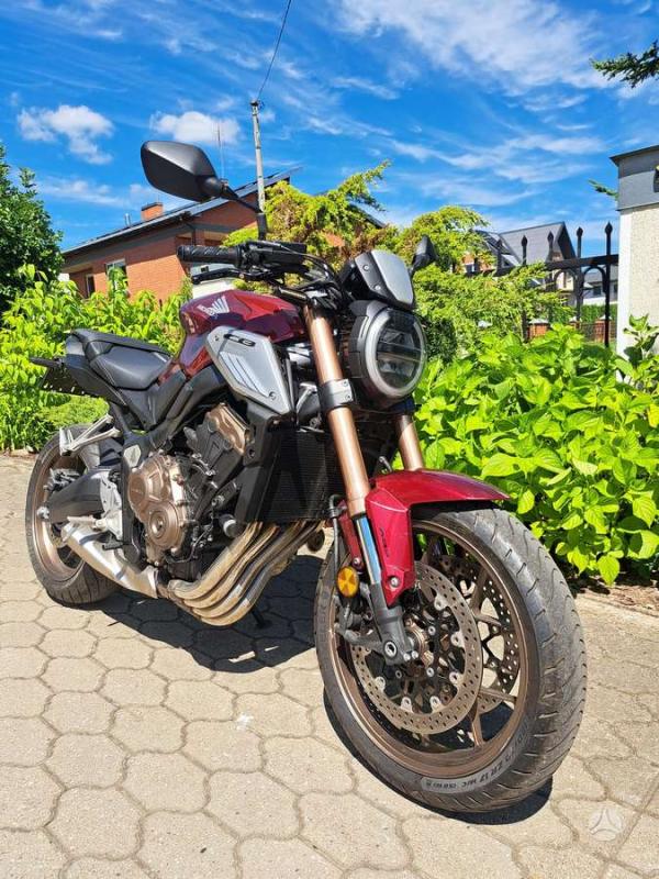 Red Honda CB 2021 in Pasvalys, with an engine capacity of 0.65 L and mileage of 5 thousand km for 5600 €, photo 4 on AUTOMOTO.COM.LV