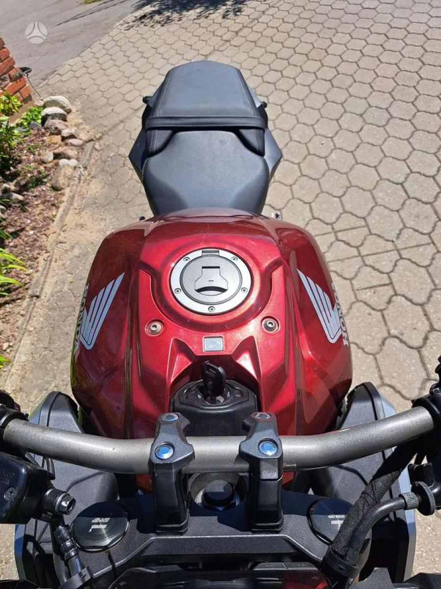 Red Honda CB 2021 in Pasvalys, with an engine capacity of 0.65 L and mileage of 5 thousand km for 5600 €, photo 9 on AUTOMOTO.COM.LV