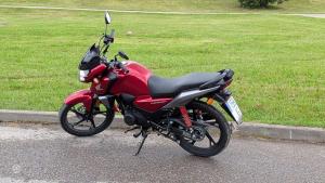 Red Honda CB 2023 in Vilnius, with an engine capacity of 0.13 L and mileage of 1 thousand km for 2600 €, photo 3 on AUTOMOTO.COM.LV