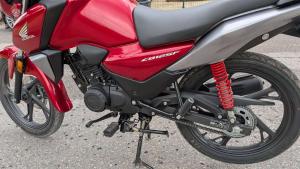 Red Honda CB 2023 in Vilnius, with an engine capacity of 0.13 L and mileage of 1 thousand km for 2600 €, photo 4 on AUTOMOTO.COM.LV