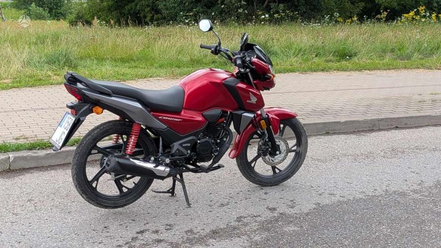 Red Honda CB 2023 in Vilnius, with an engine capacity of 0.13 L and mileage of 1 thousand km for 2600 €, photo 5 on AUTOMOTO.COM.LV