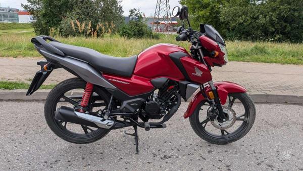 Red Honda CB 2023 in Vilnius, with an engine capacity of 0.13 L and mileage of 1 thousand km for 2600 €, photo 5 on AUTOMOTO.COM.LV