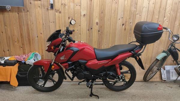 Red Honda CB 2024 in Svencionys, with an engine capacity of 0.13 L and mileage of 1 thousand km for 2500 €, photo 2 on AUTOMOTO.COM.LV