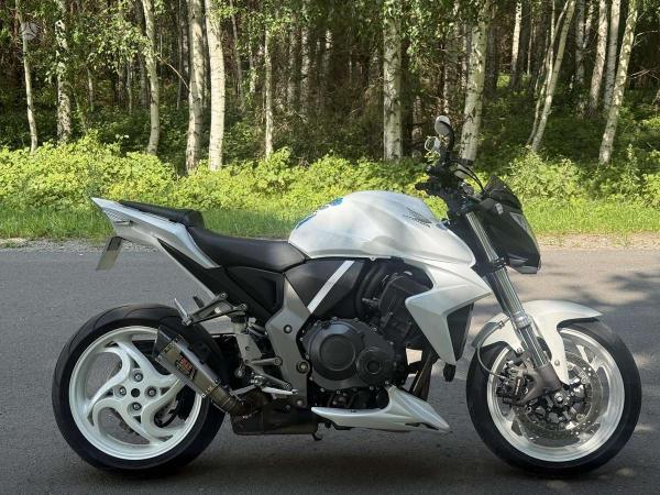 White Honda CB 2009 in Silute, with an engine capacity of 0.90 L and mileage of 20 thousand km for 4200 €, photo 1 on AUTOMOTO.COM.LV