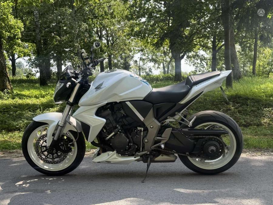 White Honda CB 2009 in Silute, with an engine capacity of 0.90 L and mileage of 20 thousand km for 4200 €, photo 3 on AUTOMOTO.COM.LV