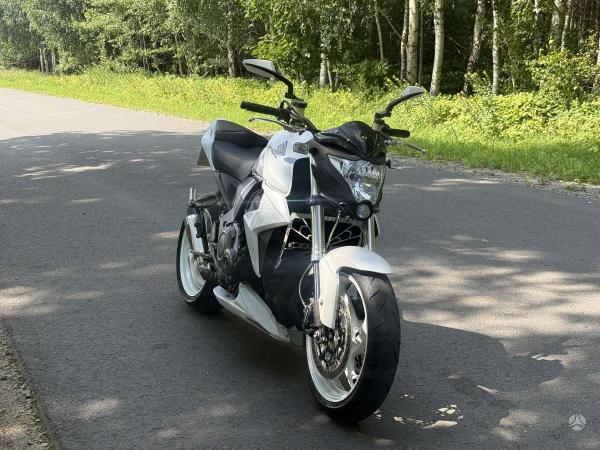 White Honda CB 2009 in Silute, with an engine capacity of 0.90 L and mileage of 20 thousand km for 4200 €, photo 3 on AUTOMOTO.COM.LV