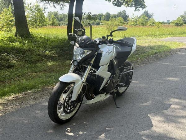 White Honda CB 2009 in Silute, with an engine capacity of 0.90 L and mileage of 20 thousand km for 4200 €, photo 4 on AUTOMOTO.COM.LV
