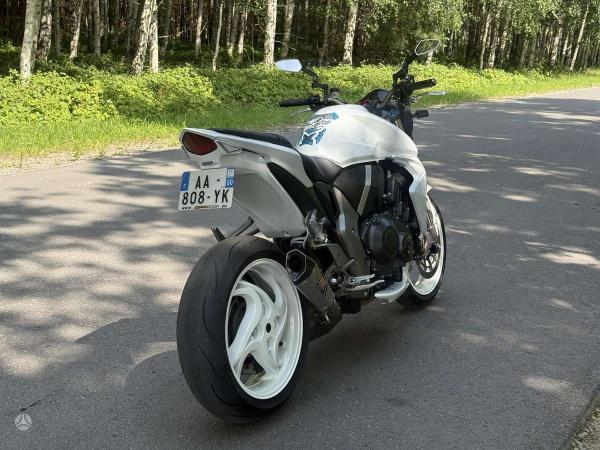 White Honda CB 2009 in Silute, with an engine capacity of 0.90 L and mileage of 20 thousand km for 4200 €, photo 5 on AUTOMOTO.COM.LV