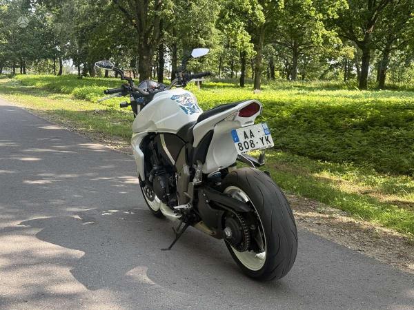 White Honda CB 2009 in Silute, with an engine capacity of 0.90 L and mileage of 20 thousand km for 4200 €, photo 6 on AUTOMOTO.COM.LV