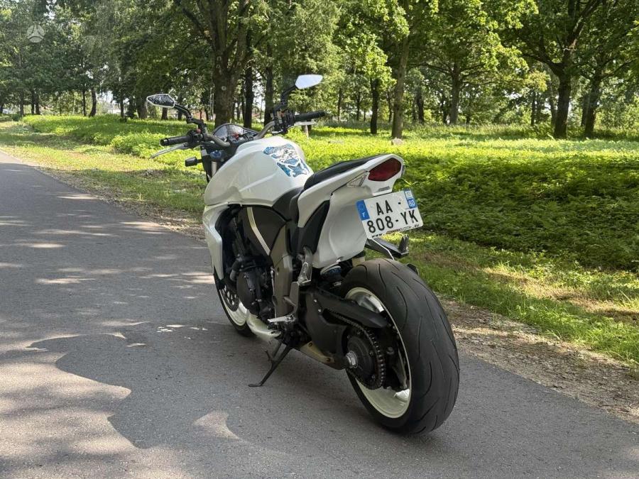 White Honda CB 2009 in Silute, with an engine capacity of 0.90 L and mileage of 20 thousand km for 4200 €, photo 7 on AUTOMOTO.COM.LV