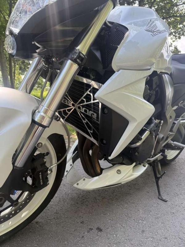White Honda CB 2009 in Silute, with an engine capacity of 0.90 L and mileage of 20 thousand km for 4200 €, photo 7 on AUTOMOTO.COM.LV