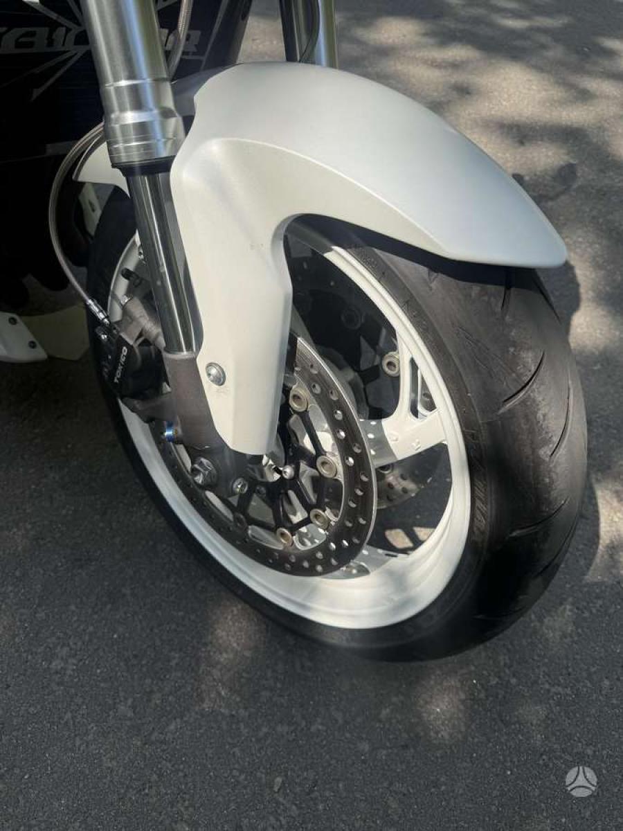 White Honda CB 2009 in Silute, with an engine capacity of 0.90 L and mileage of 20 thousand km for 4200 €, photo 9 on AUTOMOTO.COM.LV