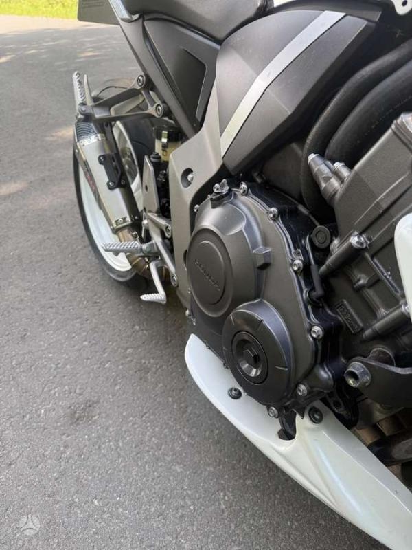 White Honda CB 2009 in Silute, with an engine capacity of 0.90 L and mileage of 20 thousand km for 4200 €, photo 9 on AUTOMOTO.COM.LV