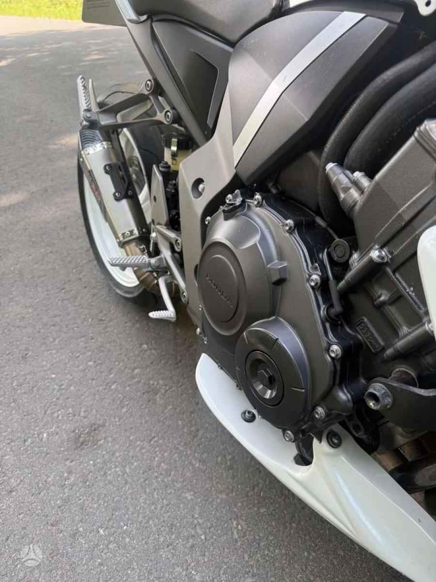 White Honda CB 2009 in Silute, with an engine capacity of 0.90 L and mileage of 20 thousand km for 4200 €, photo 10 on AUTOMOTO.COM.LV