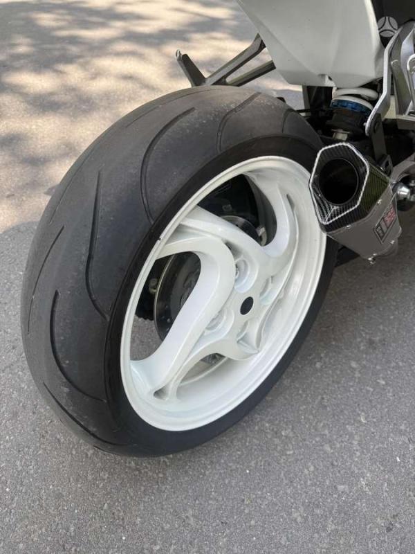 White Honda CB 2009 in Silute, with an engine capacity of 0.90 L and mileage of 20 thousand km for 4200 €, photo 10 on AUTOMOTO.COM.LV