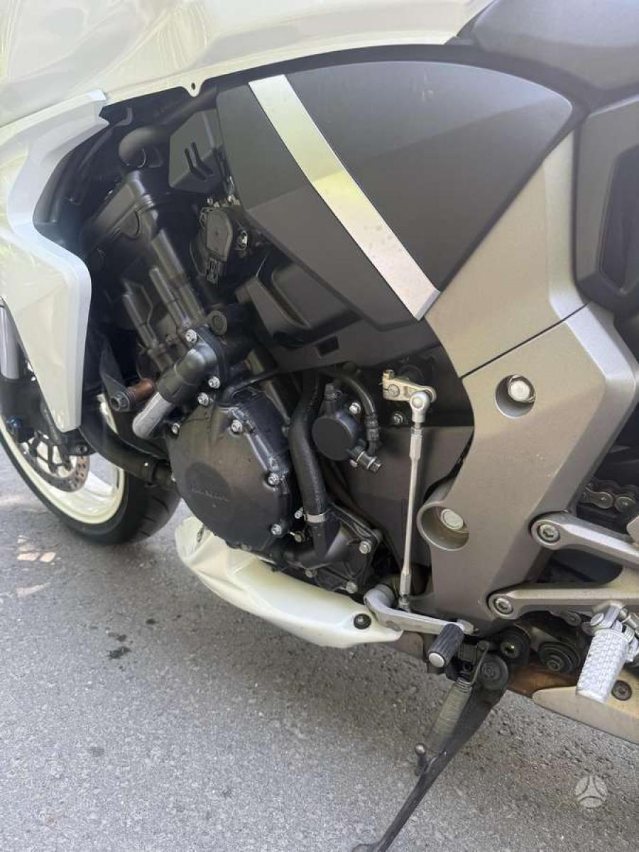 White Honda CB 2009 in Silute, with an engine capacity of 0.90 L and mileage of 20 thousand km for 4200 €, photo 12 on AUTOMOTO.COM.LV
