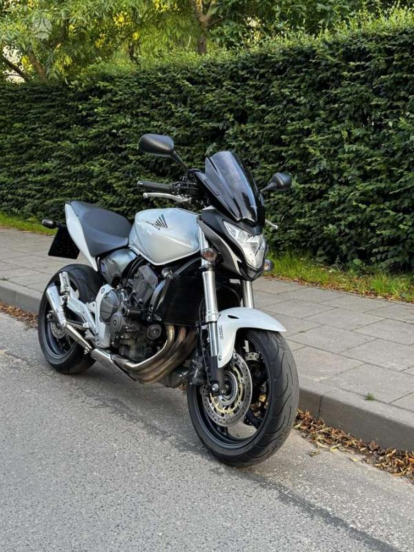 White Honda CB 2013 in Vilnius, with an engine capacity of 0.60 L and mileage of 48 thousand km for 3800 €, photo 3 on AUTOMOTO.COM.LV