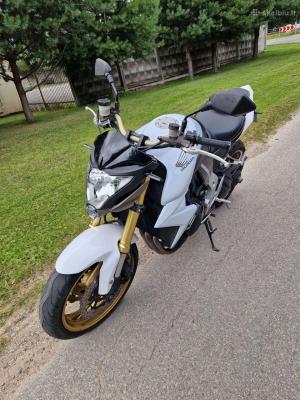 White Honda CB 2013 in Siauliai, with an engine capacity of 1.00 L and mileage of 27 thousand km for 4700 €, photo 1 on AUTOMOTO.COM.LV
