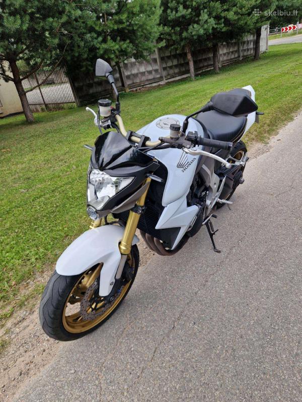 White Honda CB 2013 in Siauliai, with an engine capacity of 1.00 L and mileage of 27 thousand km for 4500 €, photo 1 on AUTOMOTO.COM.LV