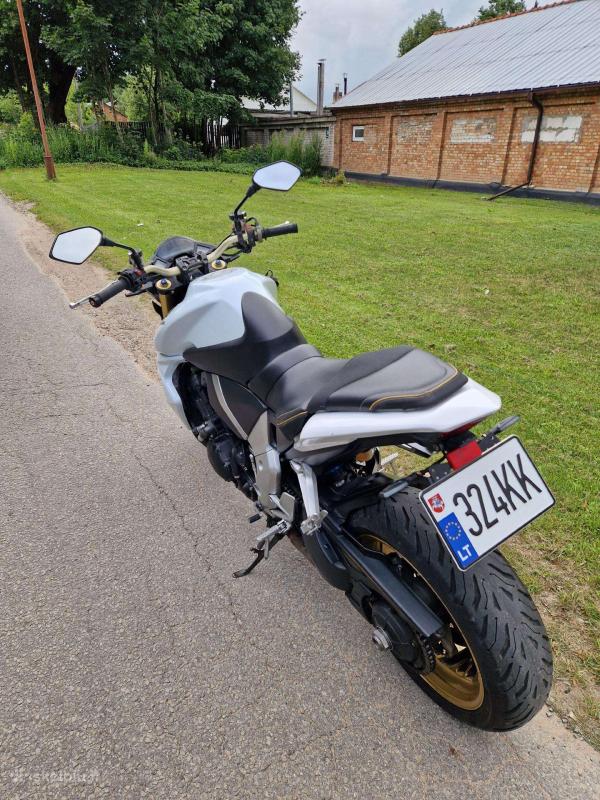 White Honda CB 2013 in Siauliai, with an engine capacity of 1.00 L and mileage of 27 thousand km for 4500 €, photo 3 on AUTOMOTO.COM.LV