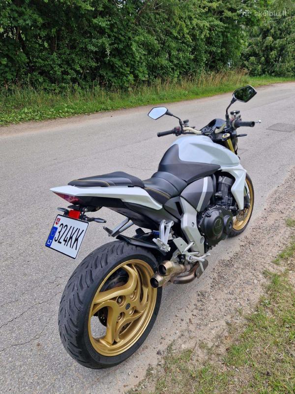 White Honda CB 2013 in Siauliai, with an engine capacity of 1.00 L and mileage of 27 thousand km for 4500 €, photo 4 on AUTOMOTO.COM.LV