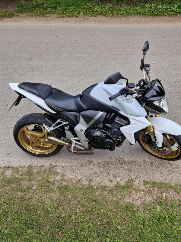White Honda CB 2013 in Siauliai, with an engine capacity of 1.00 L and mileage of 27 thousand km for 4500 €, photo 5 on AUTOMOTO.COM.LV