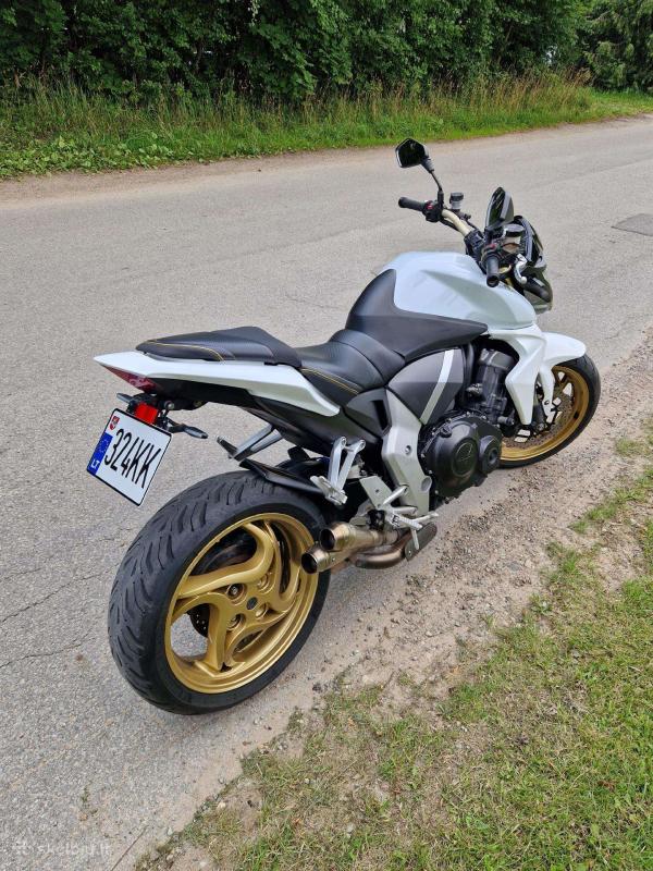 White Honda CB 2013 in Siauliai, with an engine capacity of 1.00 L and mileage of 27 thousand km for 4500 €, photo 7 on AUTOMOTO.COM.LV