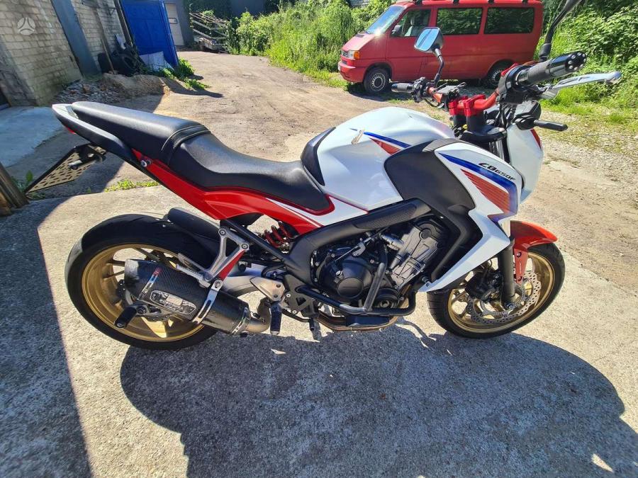 White Honda CB 2015 in Klaipeda, with an engine capacity of 0.65 L and mileage of 27 thousand km for 3900 €, photo 1 on AUTOMOTO.COM.LV