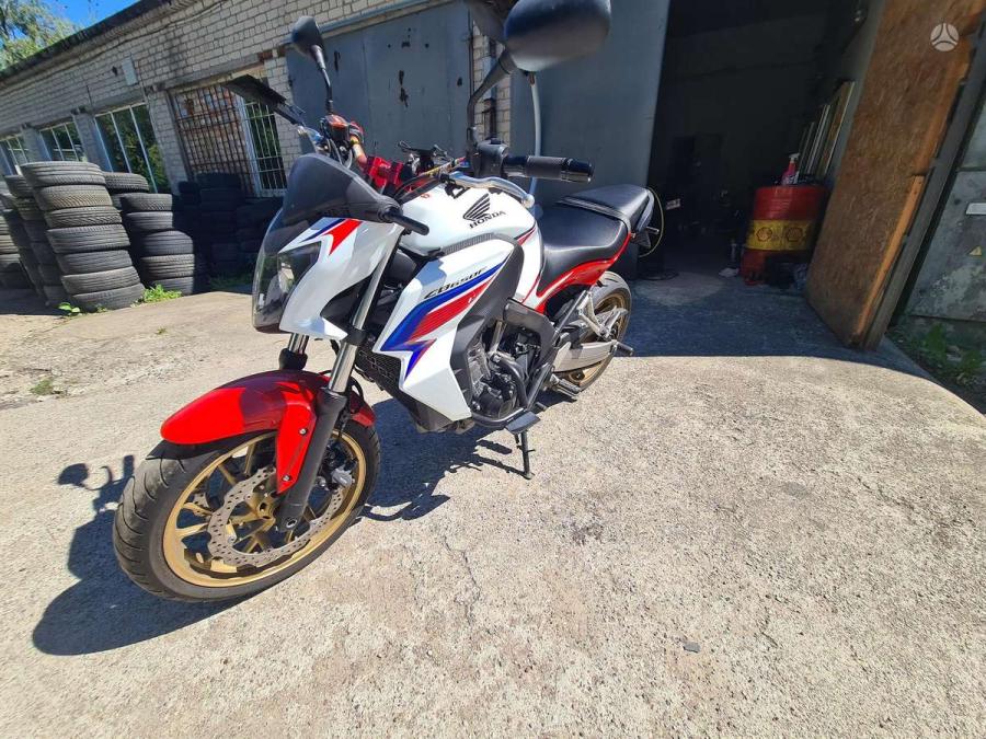 White Honda CB 2015 in Klaipeda, with an engine capacity of 0.65 L and mileage of 27 thousand km for 3900 €, photo 4 on AUTOMOTO.COM.LV