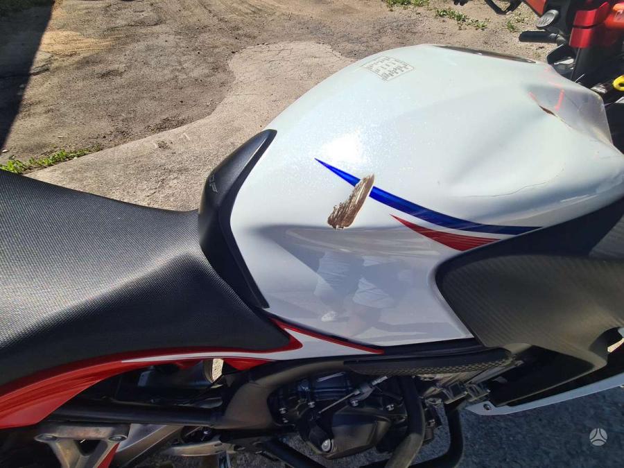 White Honda CB 2015 in Klaipeda, with an engine capacity of 0.65 L and mileage of 27 thousand km for 3900 €, photo 9 on AUTOMOTO.COM.LV