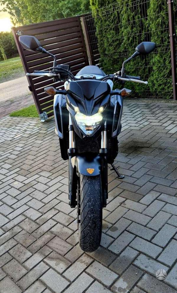 Balts Honda CB 2017 Alīta, ar dzinēja tilpumu 0.65 L un nobraukumu 25 tūkst. km par 2900 €, foto 4 vietnē AUTOMOTO.COM.LV