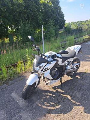 White Honda CB 2017 in Siauliai, with an engine capacity of 0.65 L and mileage of 25 thousand km for 3600 €, photo  on AUTOMOTO.COM.LV