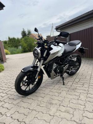 White Honda CB 2019 in Prienai, with an engine capacity of 0.13 L and mileage of 15 thousand km for 3050 €, photo 3 on AUTOMOTO.COM.LV
