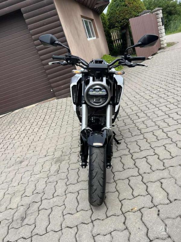 White Honda CB 2019 in Prienai, with an engine capacity of 0.13 L and mileage of 15 thousand km for 3050 €, photo 3 on AUTOMOTO.COM.LV