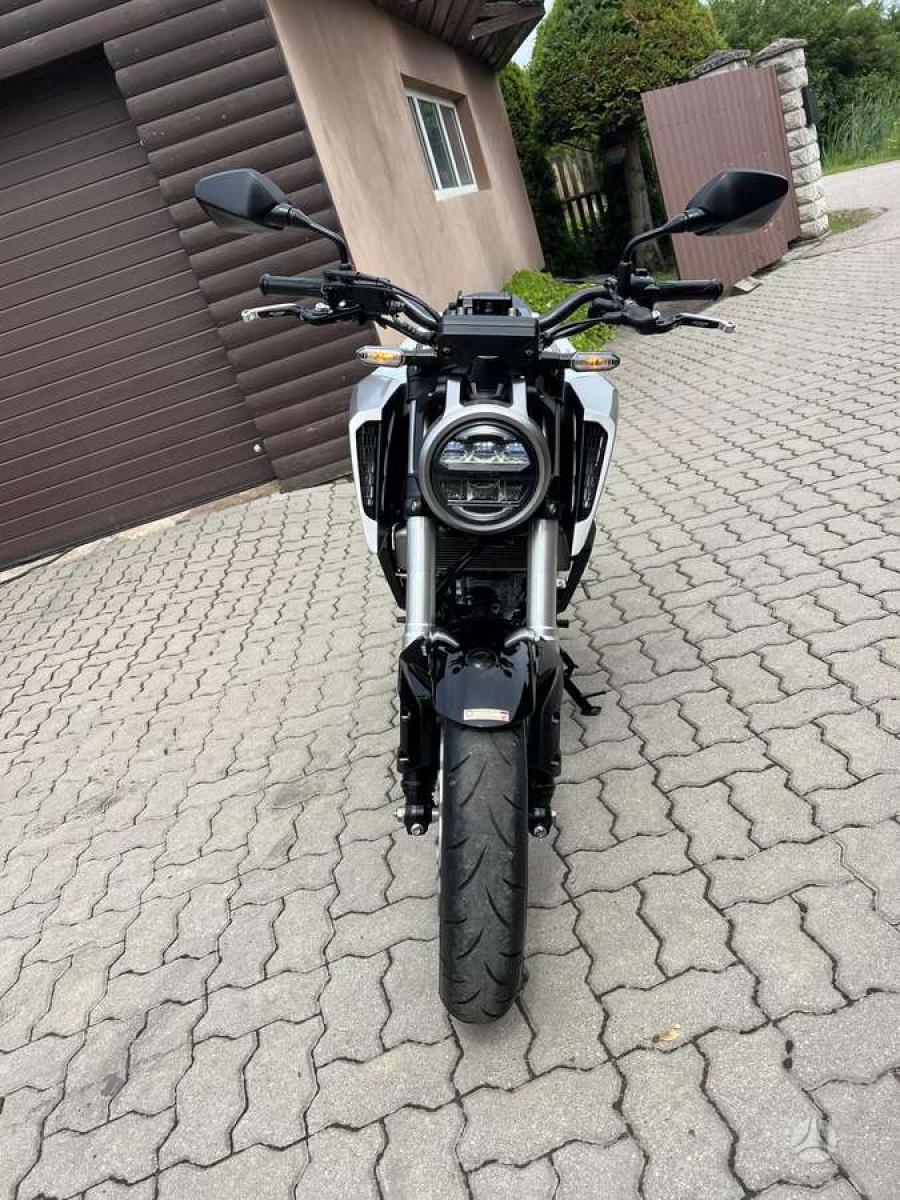 White Honda CB 2019 in Prienai, with an engine capacity of 0.13 L and mileage of 15 thousand km for 3050 €, photo 4 on AUTOMOTO.COM.LV