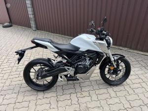 White Honda CB 2019 in Prienai, with an engine capacity of 0.13 L and mileage of 15 thousand km for 3050 €, photo 5 on AUTOMOTO.COM.LV