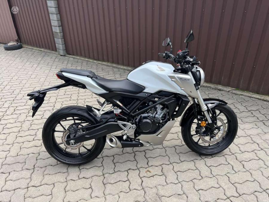 White Honda CB 2019 in Prienai, with an engine capacity of 0.13 L and mileage of 15 thousand km for 3050 €, photo 5 on AUTOMOTO.COM.LV